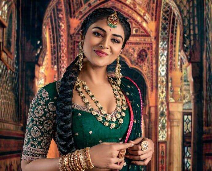 Actress Indhuja's stunning new photos replete with elegance and royalty