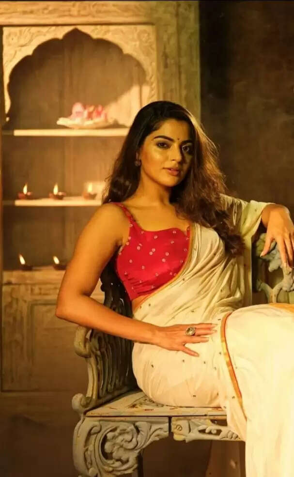 actress nikhila vimal latest photoshoot with saree