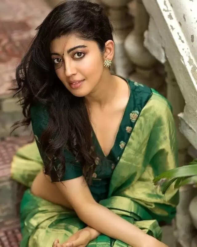 actress pranitha latest beauty photos viral